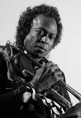 Miles Davis: un siglo del músico que torció cuatro veces el rumbo del jazz