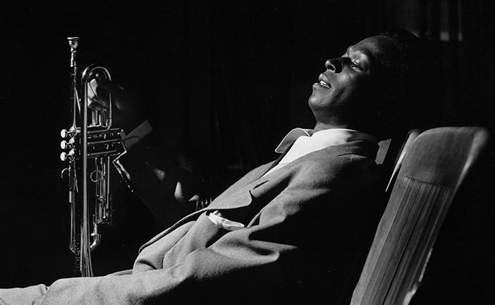 Miles Davis: un siglo del músico que torció cuatro veces el rumbo del jazz